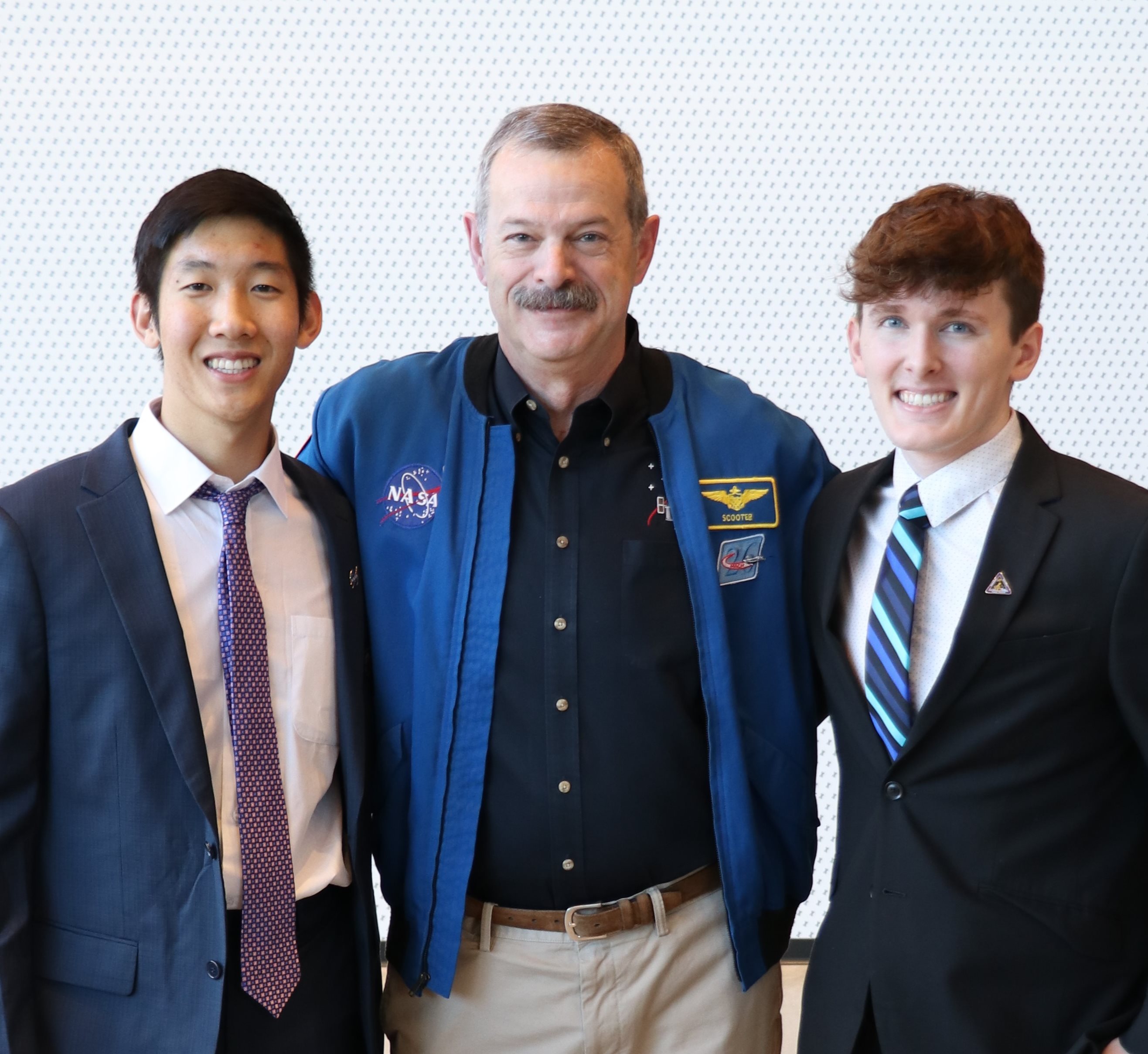 NASA astronaut presents scholarship awards to MechSE undergraduates ...